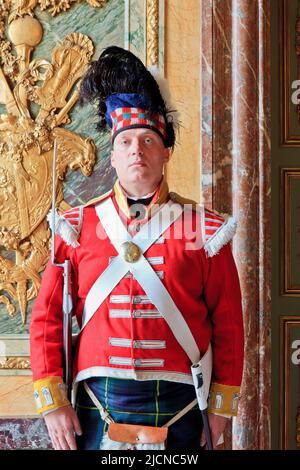 Ein Wachposten des 92. (Gordon Highlanders) Regiments of Foot beim Ball ...