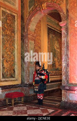 Ein Piper des 92. (Gordon Highlanders) Regiments of Foot beim Ball der ...