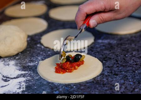Schwäbische Küche, Zubereitung von Röhrennudeln im mediterranen Stil ...