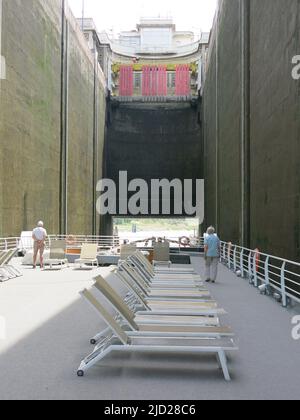 Die Bollene-Ecluse-Schleuse an der Rhone ist mit 23 Metern die tiefste ...