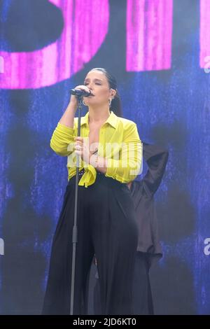 Die englische Sängerin, Songwriterin und Podcasterin Jessie Lois Ware ...