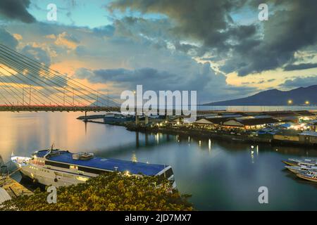 Manado-Hafen und Soekarno-Brücke bei Sonnenuntergang in der ...