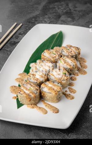 Set aus frittierten Rollen mit Tiger Shrimp, Avocado, Sesamsauce und ...