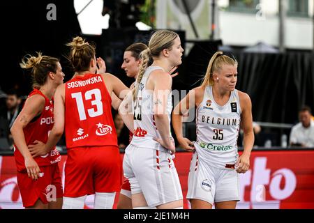 Die belgische Becky Massey zeigt nach einem 3x3-Basketballspiel zwischen Belgien und Polen in ...