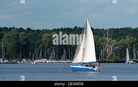 Zegrze, Polen - 17. Juni 2022: Segelboot auf dem Zegrze Stausee bei ...