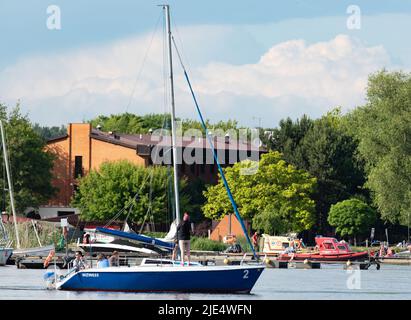 Zegrze, Polen - 17. Juni 2022: Segelboot auf dem Zegrze Stausee bei ...