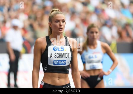 Alica Schmidt (SCC Berlin) vor dem 400-Meter-Finale während des ...
