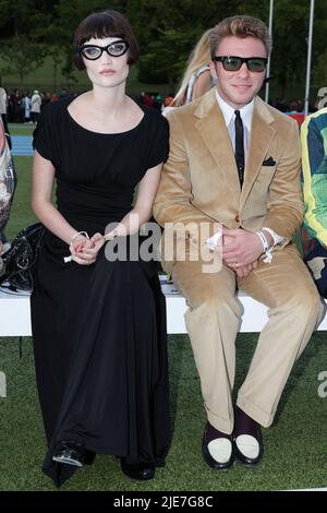 Rocco Ritchie und Gast bei der Marine Serre Front Row Menswear Spring ...