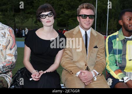 Rocco Ritchie und Gast bei der Marine Serre Front Row Menswear Spring ...