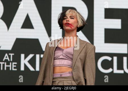 Emily Benjamin spielt die Rolle von Sally Bowles im Musical Cabaret ...