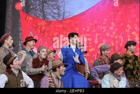 Zizi Strallen spielt die Hauptrolle von Mary Poppins & Louis Gaunt ...