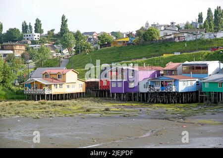 Traditionelle Holzstelzenhäuser, Palafitos, bei Castro auf der Chiloe ...