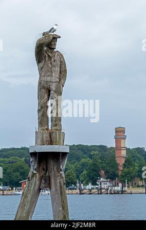Statue von Fiete und alten Leuchtturm, Priwall, Travemünde, Schleswig ...