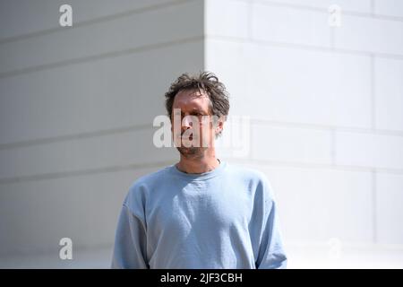 Hamburg, Deutschland. 11.. Juni 2022. Schauspieler Hans Löw steht im ...
