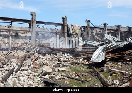 CHARKIW, UKRAINE - 29. JUNI 2022 - nach einem Raketenangriff auf das ...