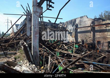 CHARKIW, UKRAINE - 29. JUNI 2022 - nach einem Raketenangriff auf das ...
