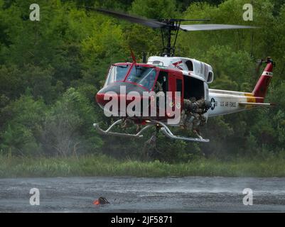 Ein 413. Flight Test Squadron UH-1 Huey verlässt Anderson Pond, um ...