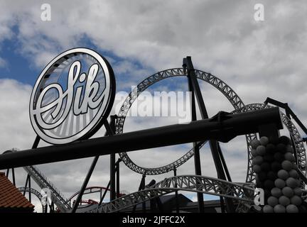 Abenteuerlustige versuchen die neue 10-Looping-Fahrt „Sik“ im ...