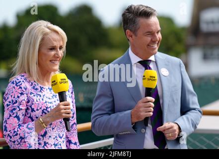Die BBC-Moderatoren Mark Wooldridge (rechts) und Tracy Austin am achten ...