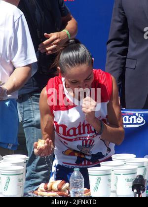 Michelle Lesco beim 2022 Nathan's Famous International Hot Dog Eating ...