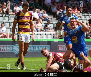 Deon Cross #28 von Salford Red Devils wird von Joe Shorrocks #19 von ...