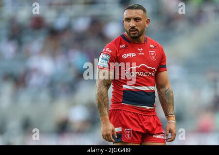 Elliot Minchella #17 von Hull KR wird von James Bell #20 und Jake ...