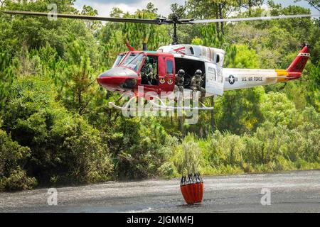 Ein 413. Flight Test Squadron UH-1 Huey verlässt Anderson Pond, um ...