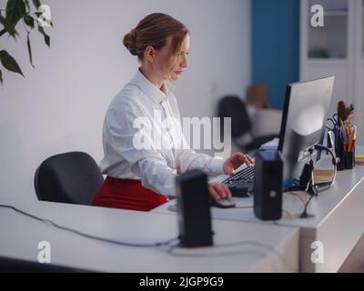 Portrait von unabhängigen Start-up-Entwicklung Trainer, weibliche Coach sitzen Tisch ...