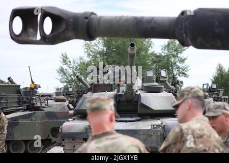 Bayern, Grafenwöhr: Am 13. Juli 2022 stehen Soldaten der Brigade 1. der ...