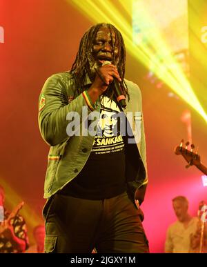 Tiken Jah Fakoly tritt am 7. Tag des Festival D'ete De Quebec 2022 auf ...