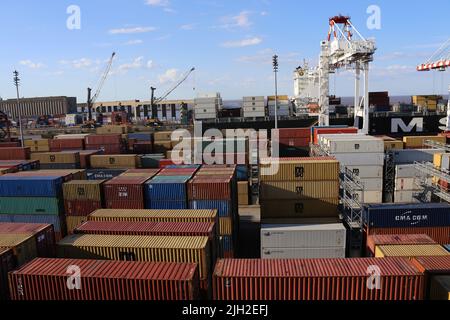 Container im Hafen von Buenos Aires. Die manchmal bizarre Stapelung der ...