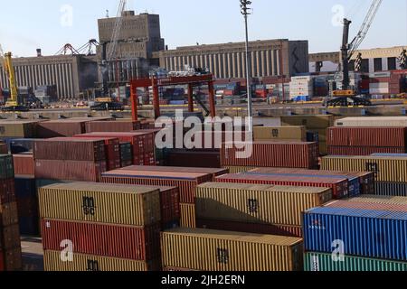 Container im Hafen von Buenos Aires. Die manchmal bizarre Stapelung der ...