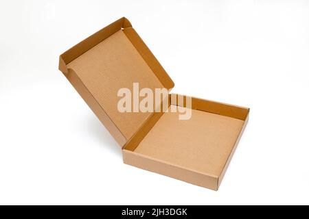Niedriger Karton mit aufklappbarem Deckel isoliert auf weißem ...