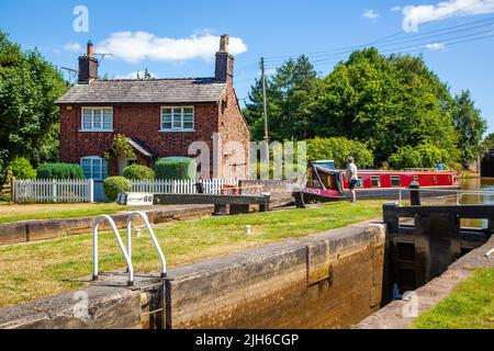 Canal Narrowboat fährt durch Schleusen auf dem Trent und Mersey Kanal ...