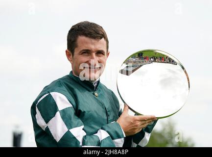 Shane Foley feiert mit der Trophäe für den Gewinn der Juddmonte Irish ...