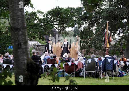 Melrose, Großbritannien. , . Theateraufführung von Three Inch Fools in ...