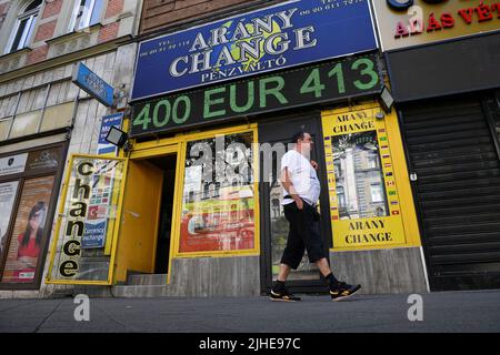 Eine Tafel an einer Wechselstube zeigt den Euro-Forint-Wechselkurs in ...
