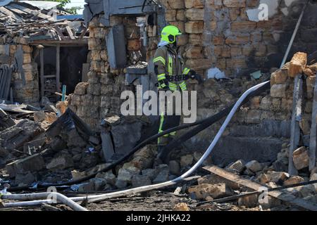 DACHNE, UKRAINE - 19. JULI 2022 - Ein Haus zeigt Schäden, die durch ...