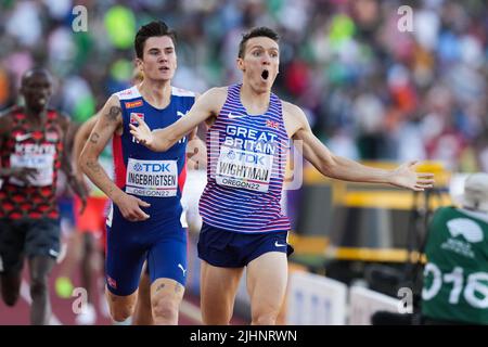 Der britische Jake Wightman feiert mit seiner Goldmedaille nach dem ...