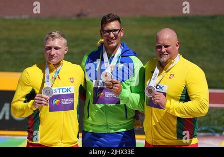 Mykolas Alekna (Silber) aus Litauen bei der Diskus-Medaillenübergabe ...