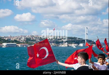 Istanbul, Türkei - 2022. Juli: Kinder winken mit türkischer Flagge ...