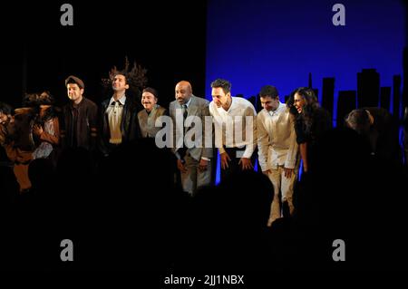 Die Darsteller und die Crew des Kite Runner on Broadway haben am 21 ...