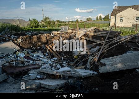 Slowjansk, Ukraine. 20.. Juli 2022. Ein ukrainischer Soldat beobachtet ...