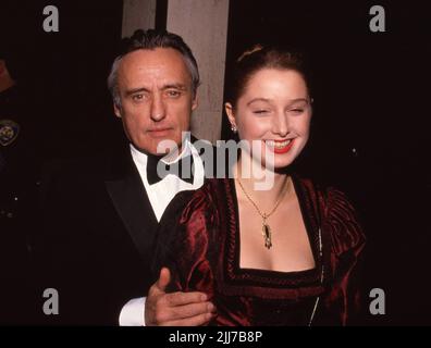 Dennis Hopper und Katherine La NASA bei Sammy Davis, Jr.'s Funeral ...