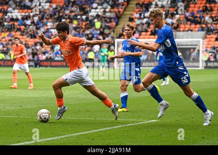 Rob Apter #36 von Blackpool macht eine Pause mit dem Ball ...