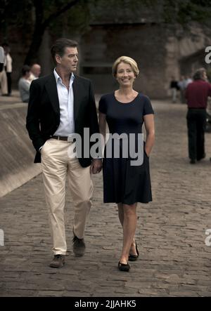 EMMA THOMPSON, PIERCE BROSNAN, DIE LIEBE, PUNCH, 2013 Stockfotografie ...