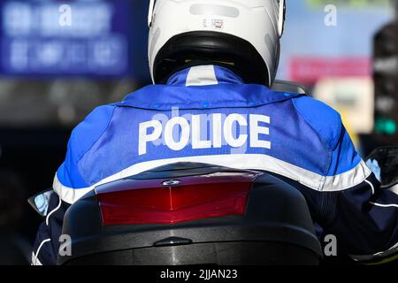Abbildung Bild zeigt einen Polizisten (Polizist auf einem Motor ...