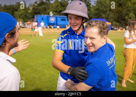Der russische Bankier Andrey Borodin (rechts) umarmt Josh Hyde beim Gold Cup-Finale im Cowdray ...