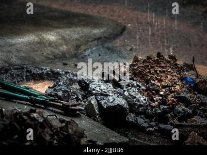 Zerbrochene undichte Wasserleitung, die bei Regen vor dem Haus zerstört ...