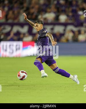 Orlando, FL: Orlando City Forward Facundo Torres (17) dribbelt den Ball ...